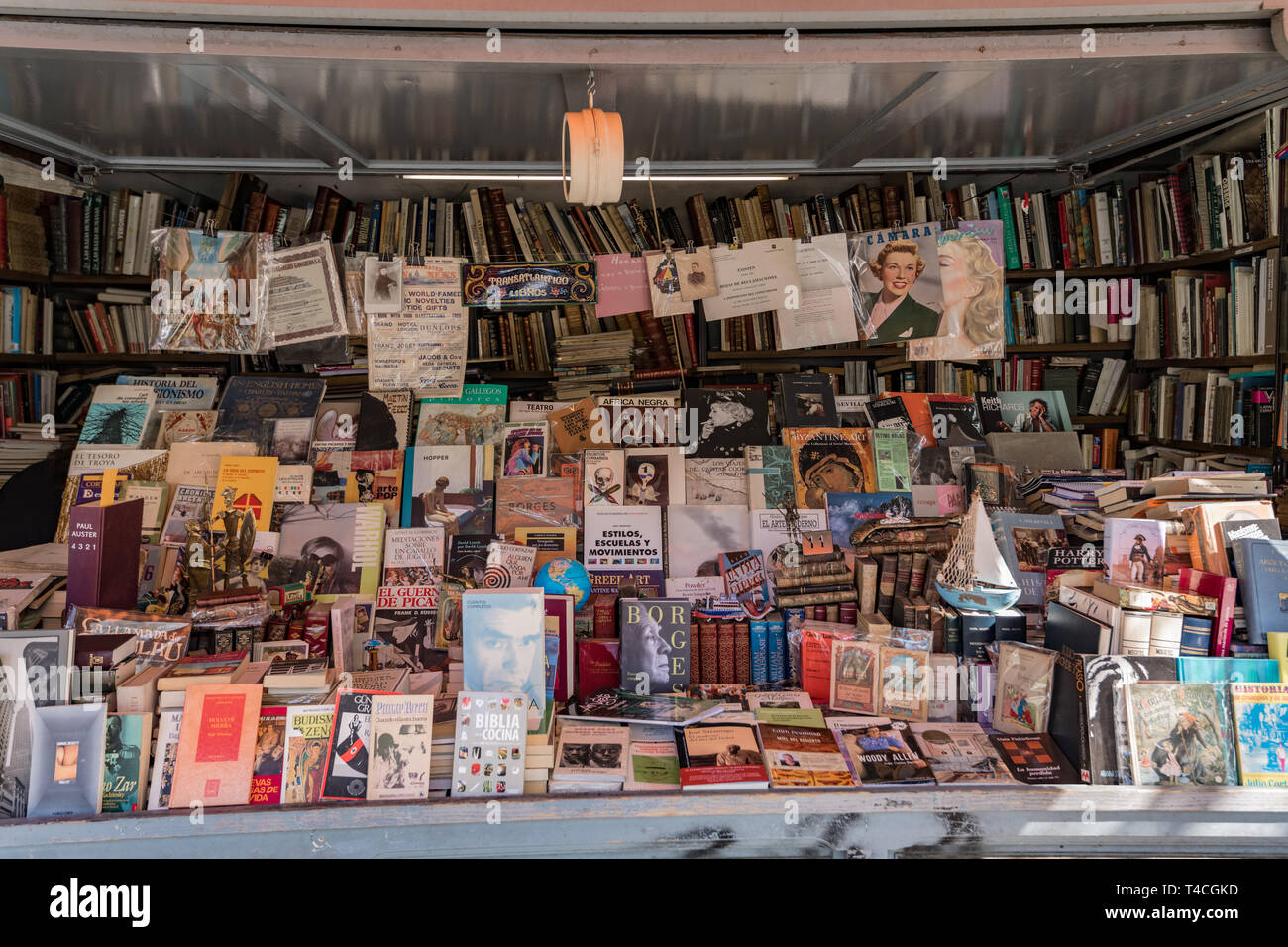 book stall outdoors Stock Photo - Alamy