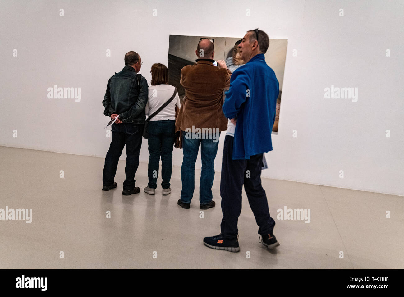 Gallery goers hi-res stock photography and images - Alamy