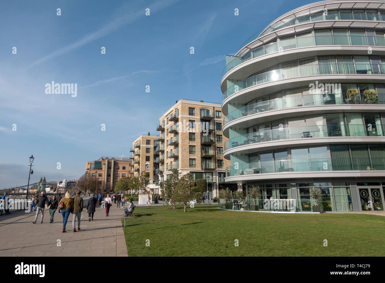 Thames side path hi-res stock photography and images - Alamy