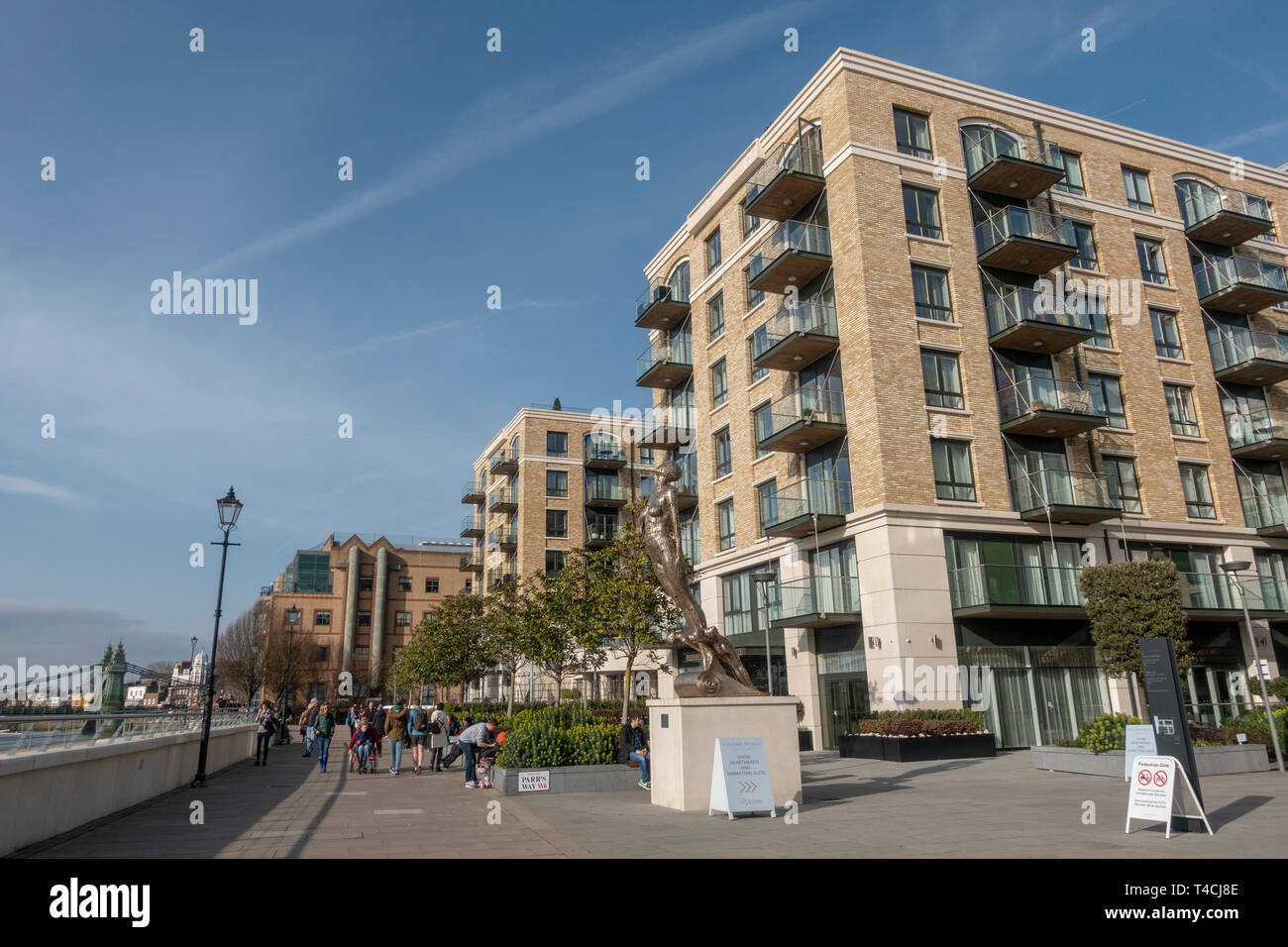 Thames side path hi-res stock photography and images - Alamy