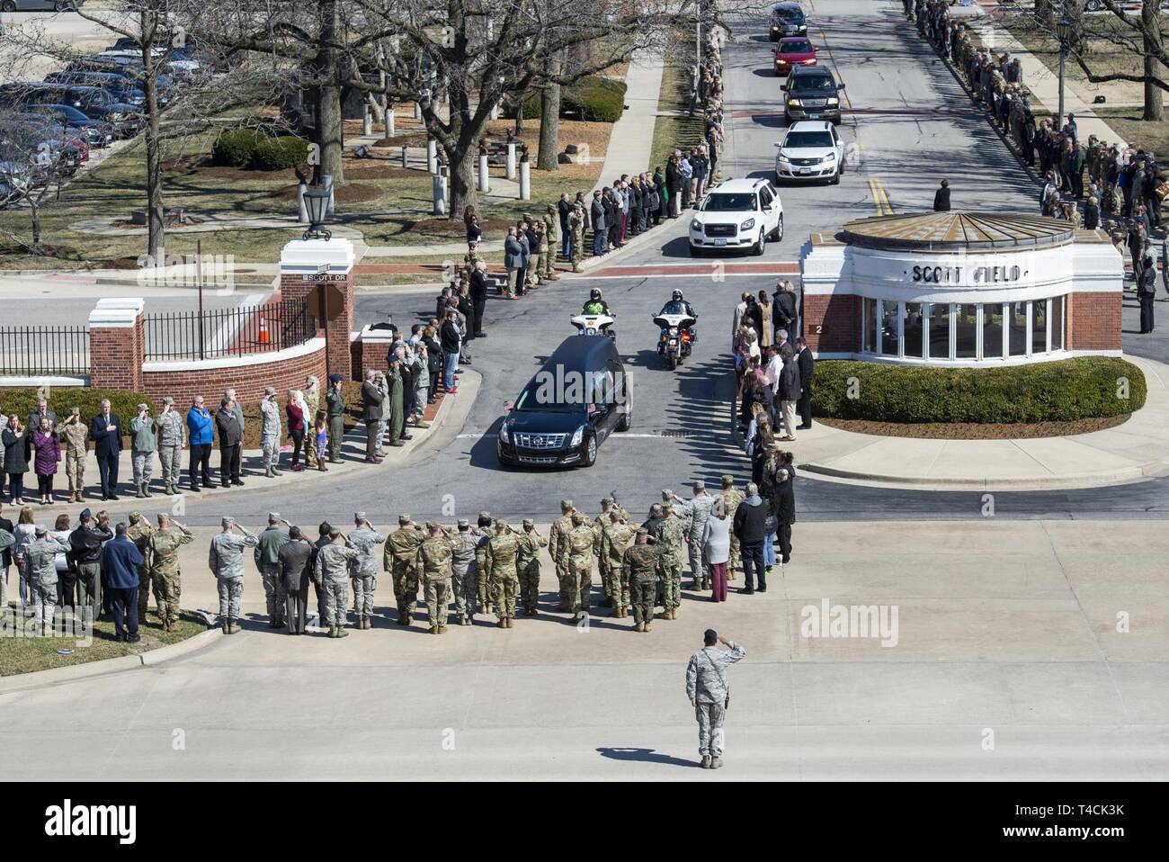 The motorcade for U.S. Army Sgt. Holli Bolinski passes the Heritage ...
