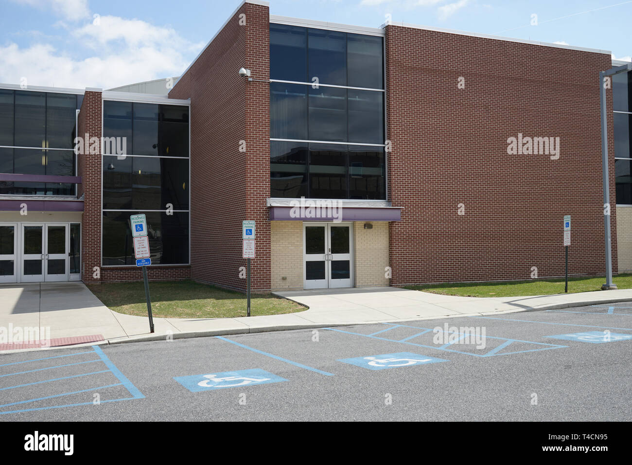 Modern school facade hi-res stock photography and images - Alamy