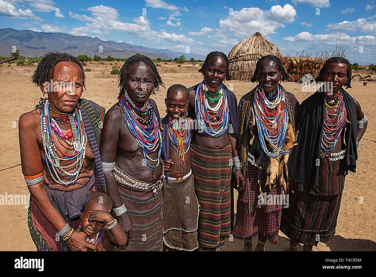 Women of the erbore tribe with necklaces hi-res stock photography and ...