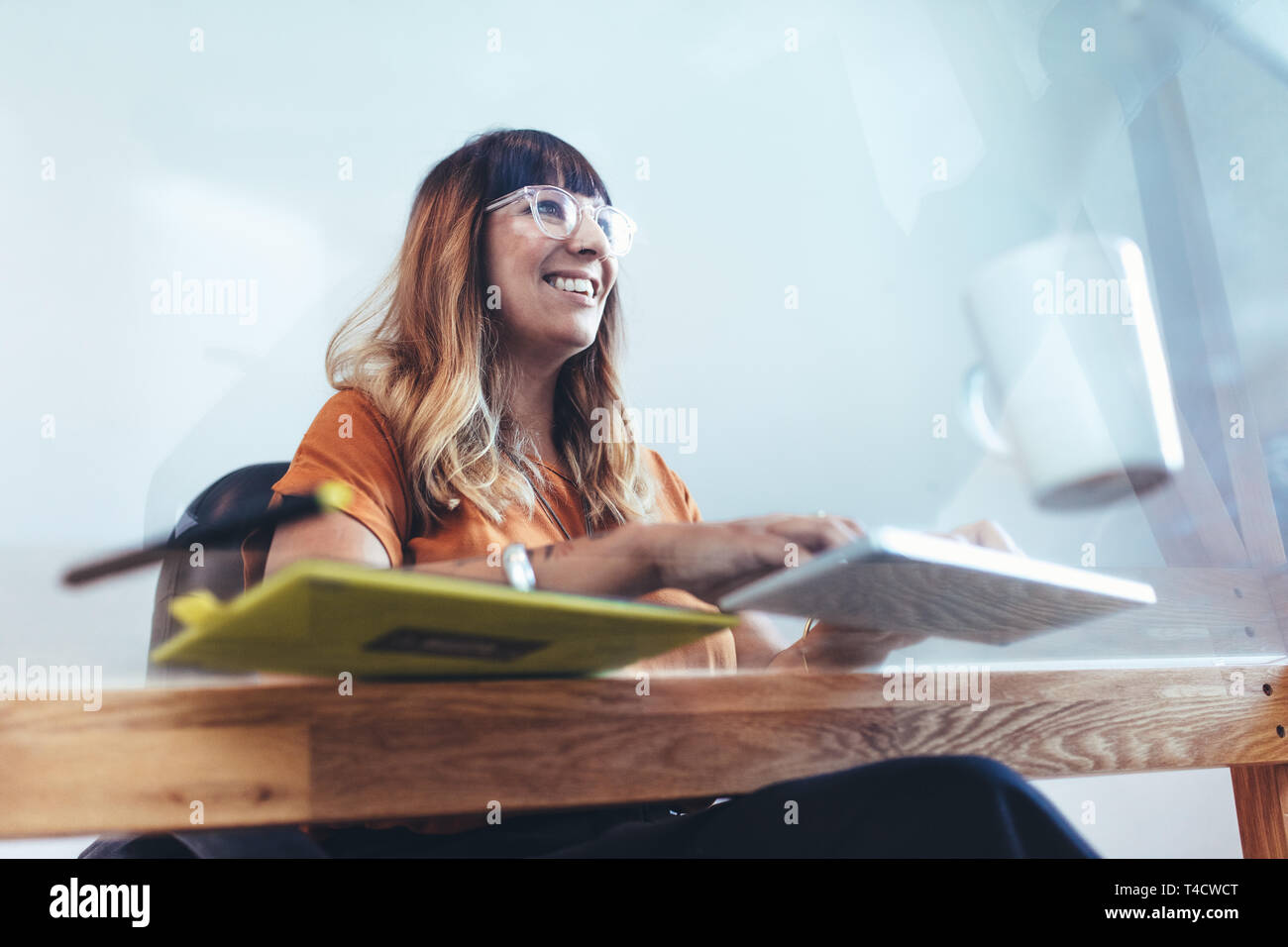 Business woman typing office hi-res stock photography and images - Alamy