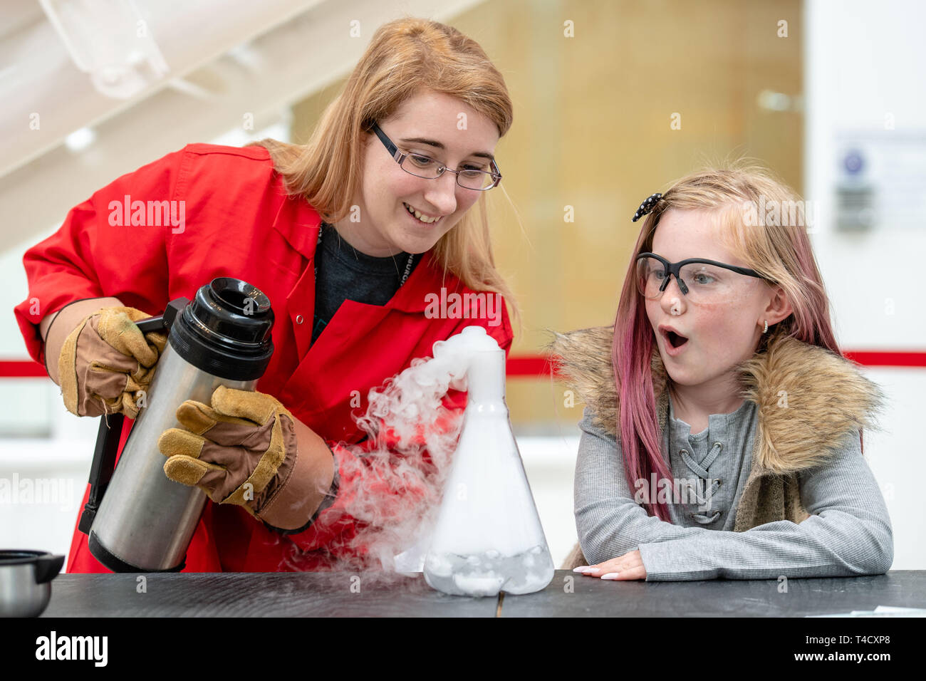 Edinburgh Street Science, Cameron Toll Shopping Centre, Science Busker ...