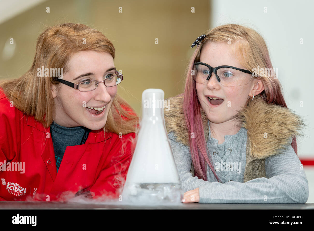 Edinburgh Street Science, Cameron Toll Shopping Centre, Science Busker ...