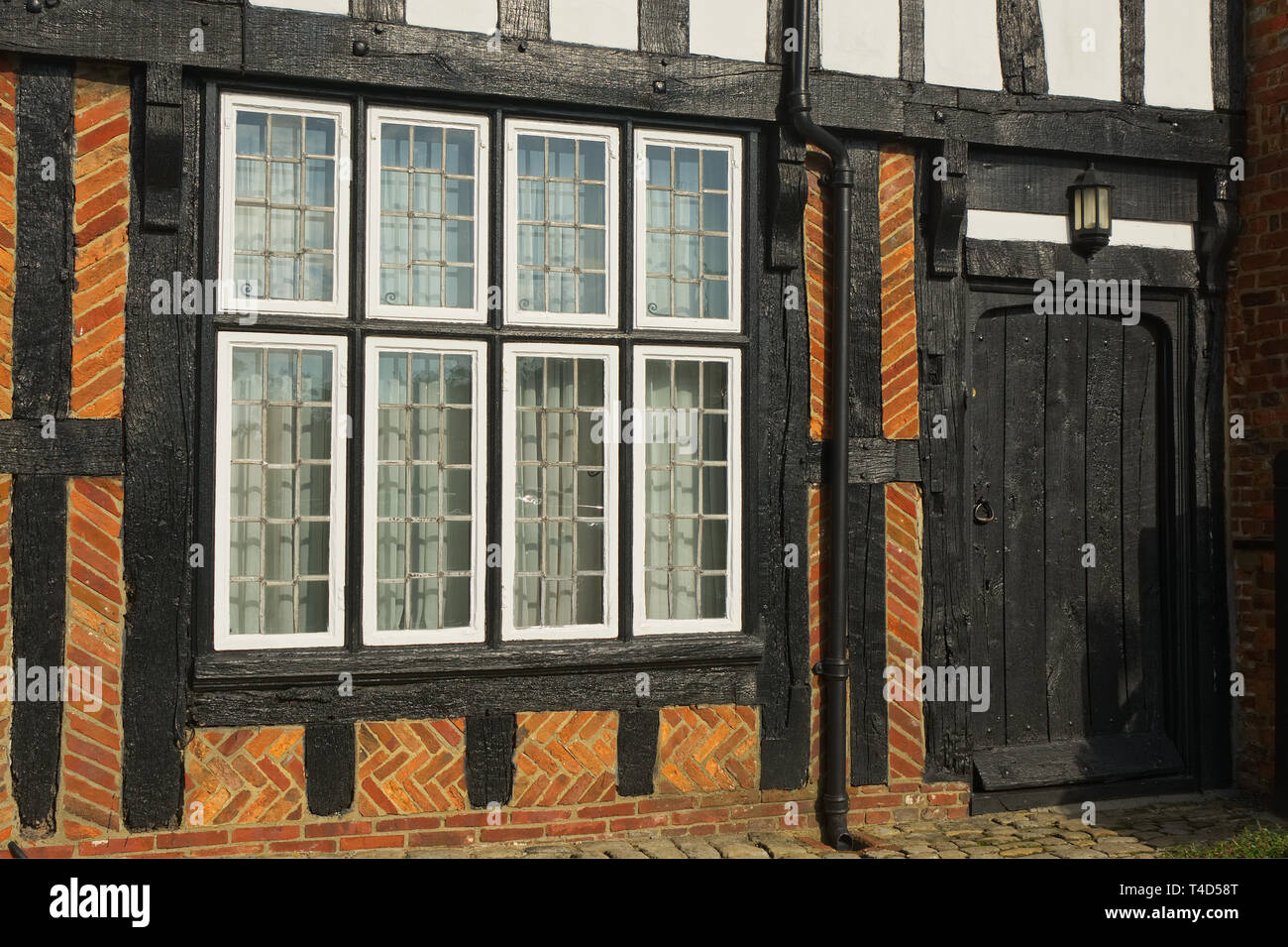 Brickwork and windows hi-res stock photography and images - Alamy