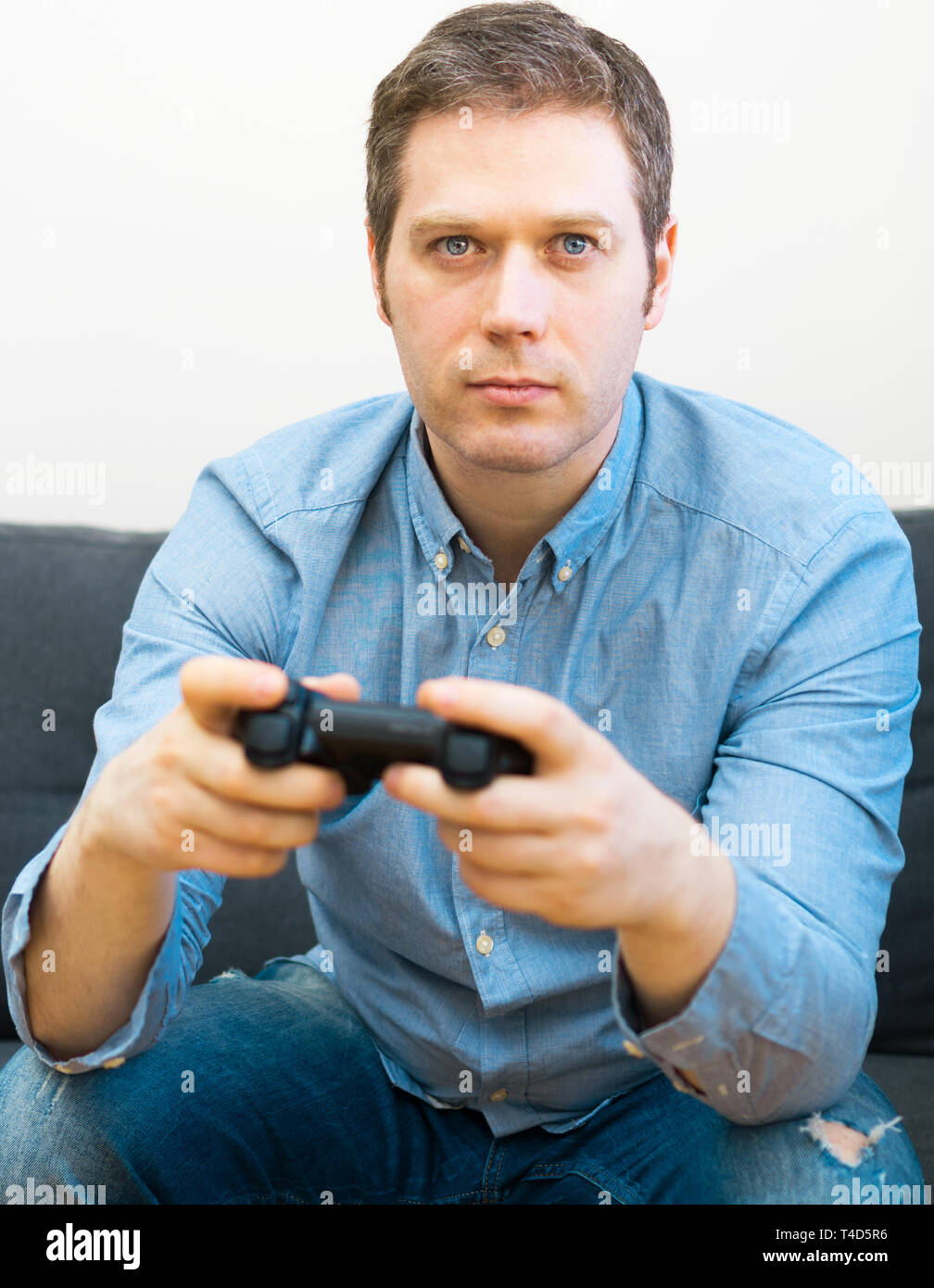 Gamepad hands hi-res stock photography and images - Alamy