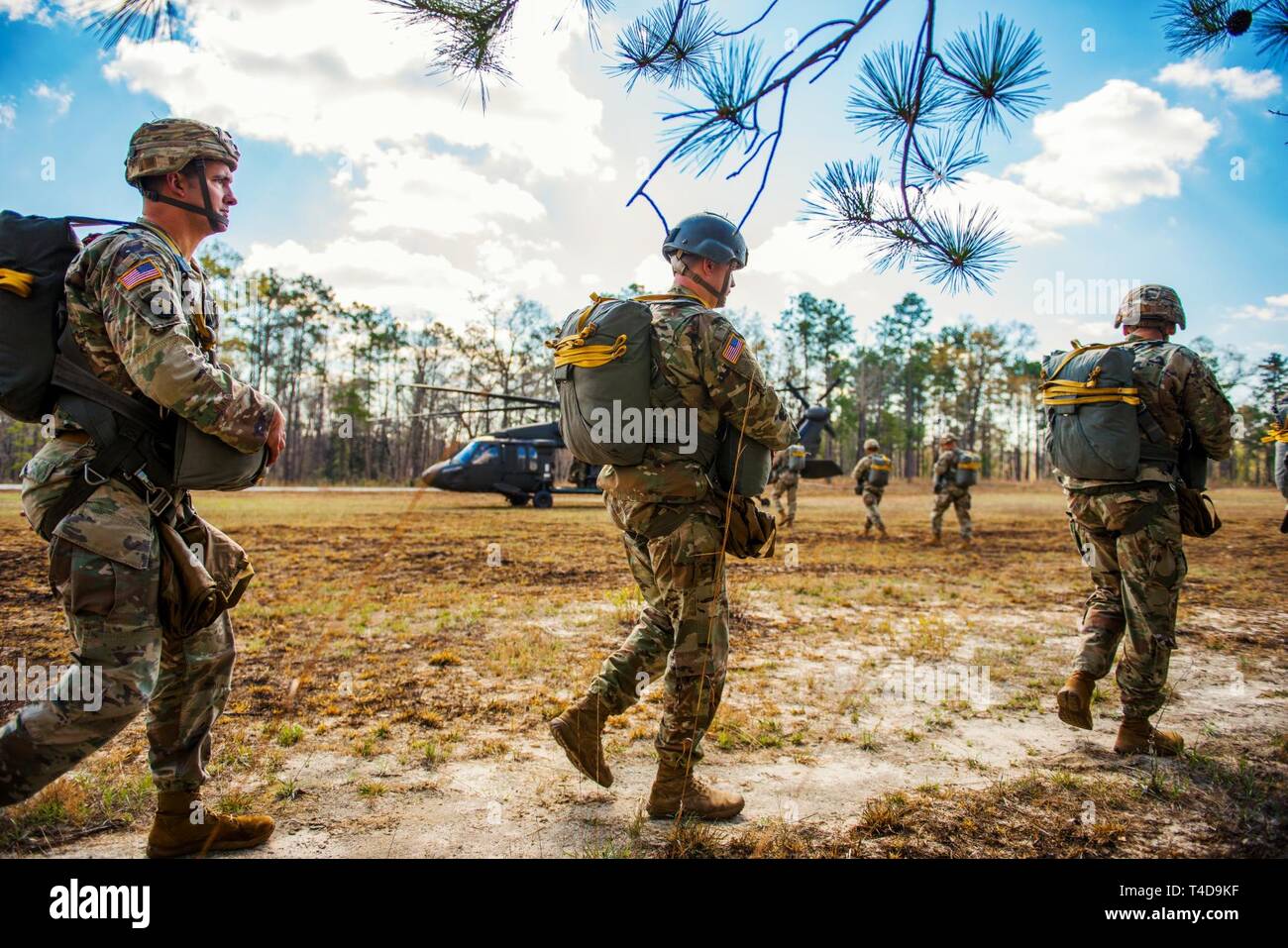 (FORT BENNING, Ga) - Soldiers conduct pathfinder training at the ...