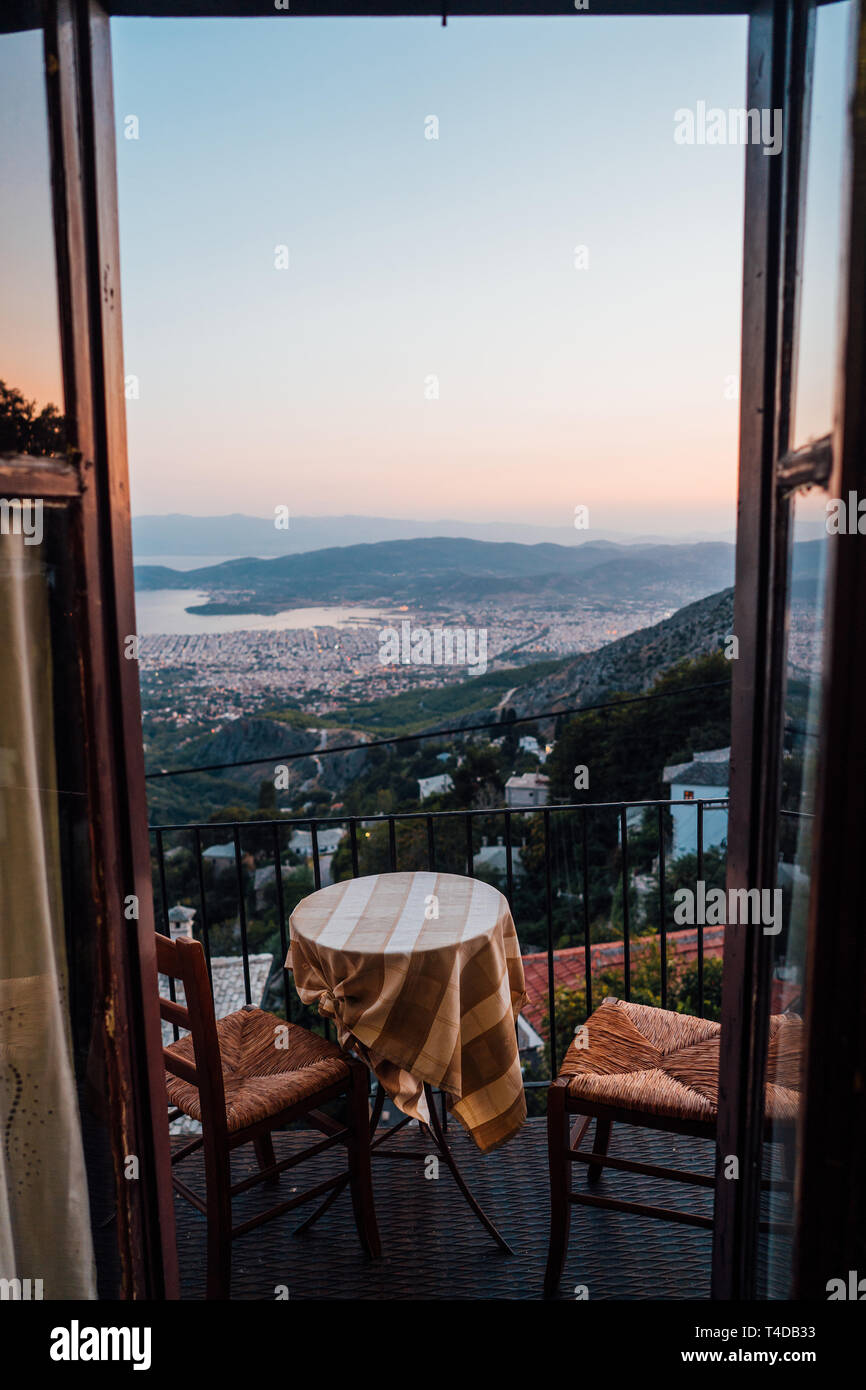 Dark wood table aerial hi-res stock photography and images - Alamy
