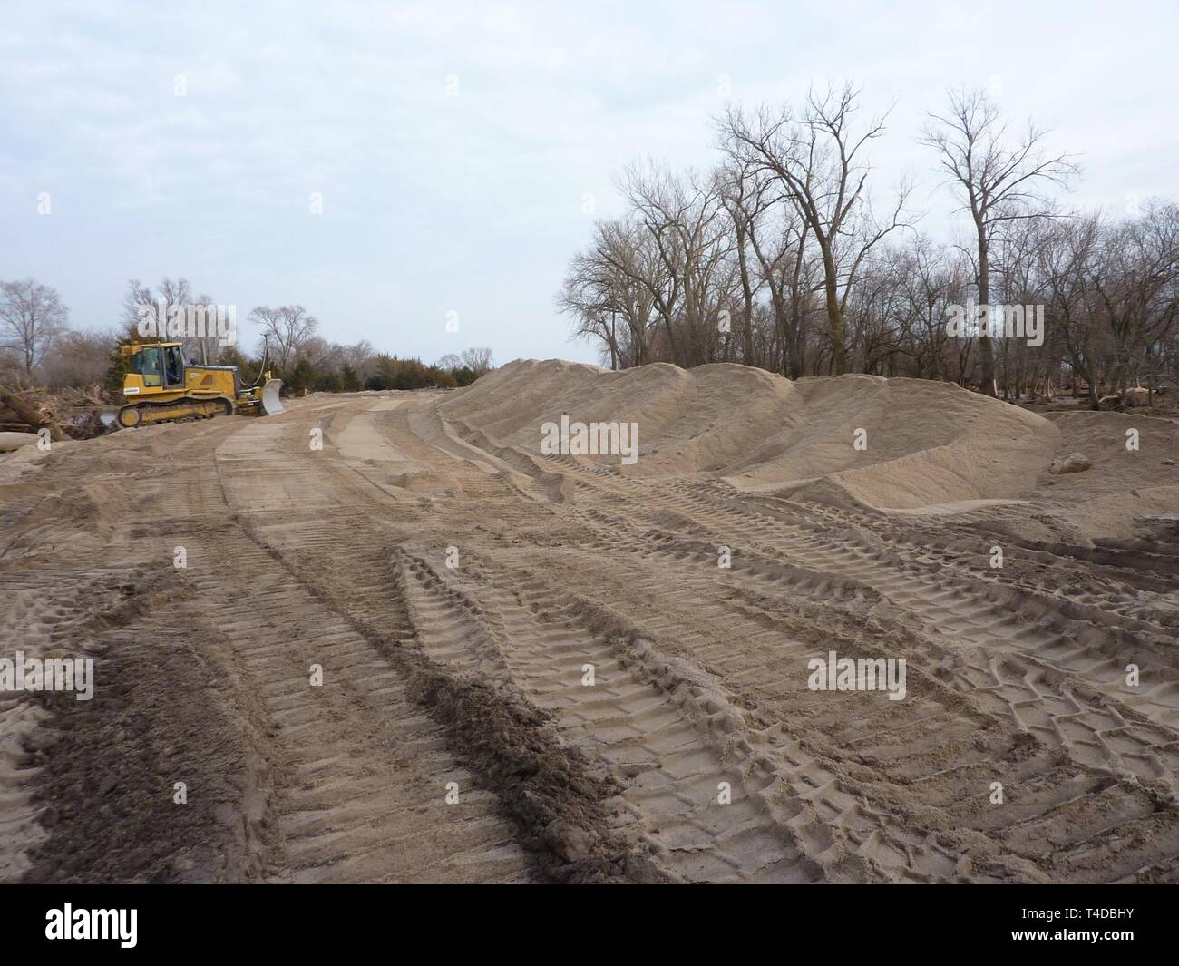 The U.S. Army Corps of Engineers Omaha District fills in a breach on ...