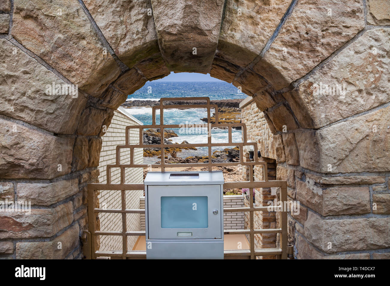 Arch gate home hi-res stock photography and images - Alamy