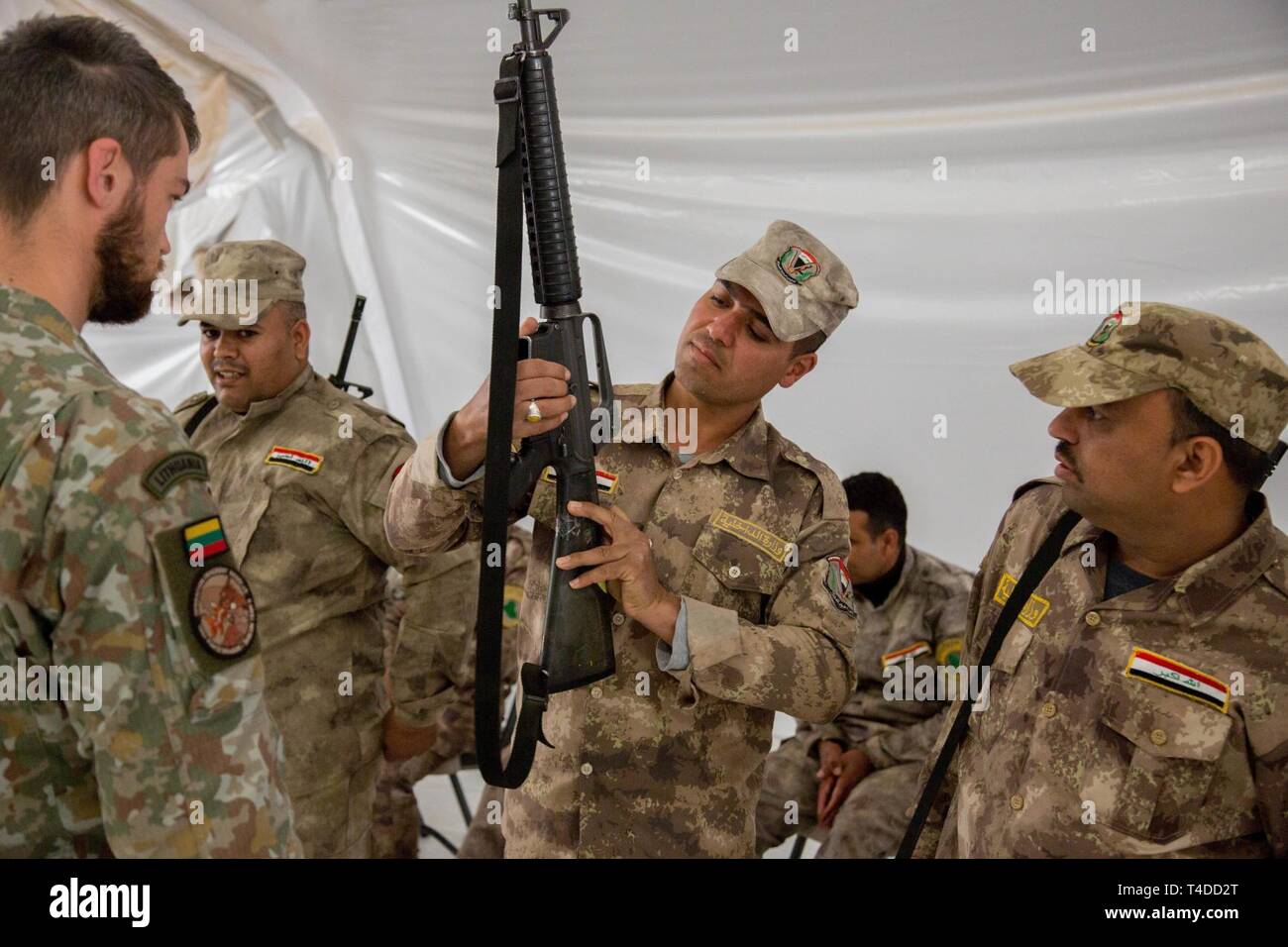 Danish soldiers teach Iraqi soldiers how to disassemble an M16 rifle ...