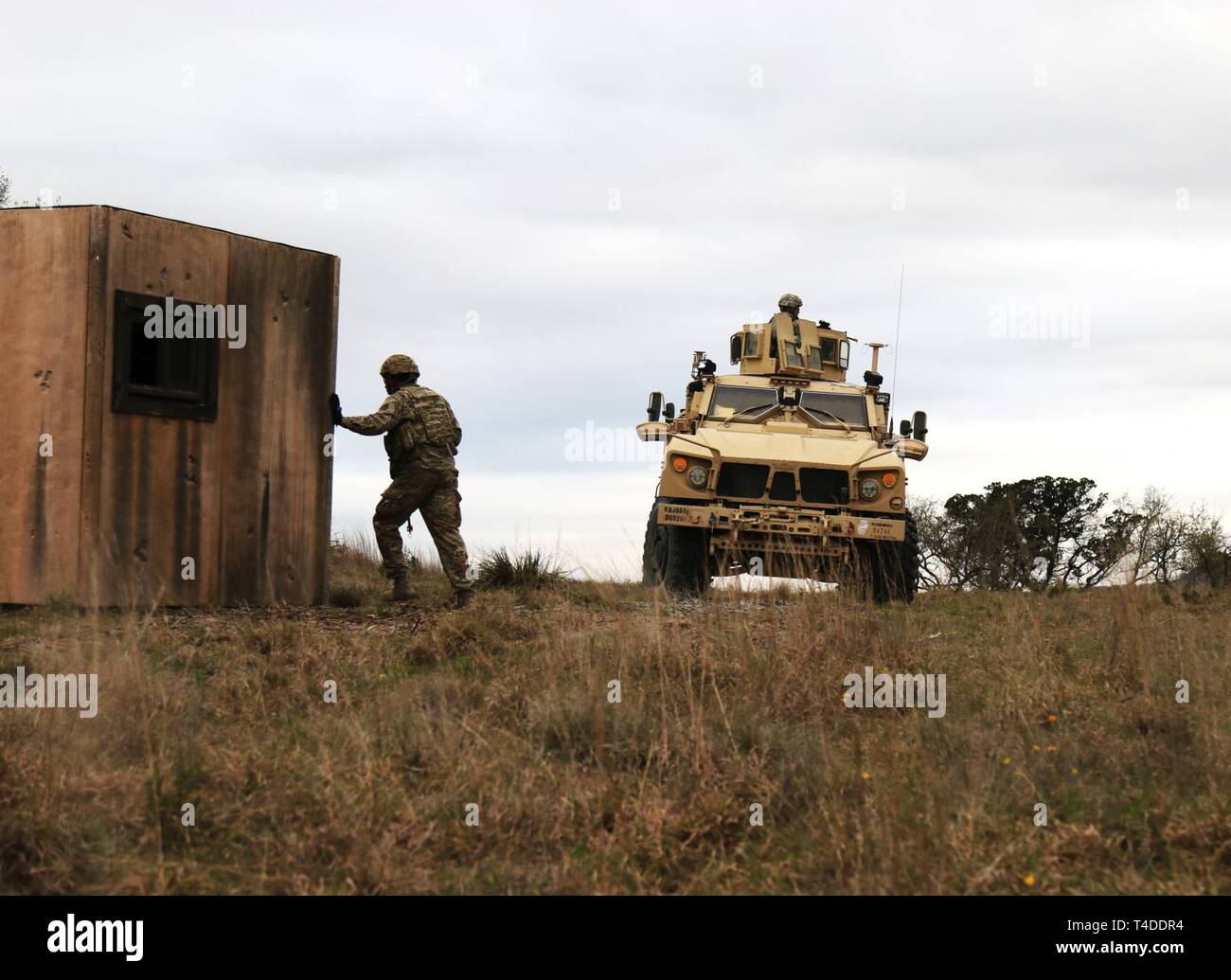 Soldiers with 163rd Military Intelligence Battalion, 504th Military ...