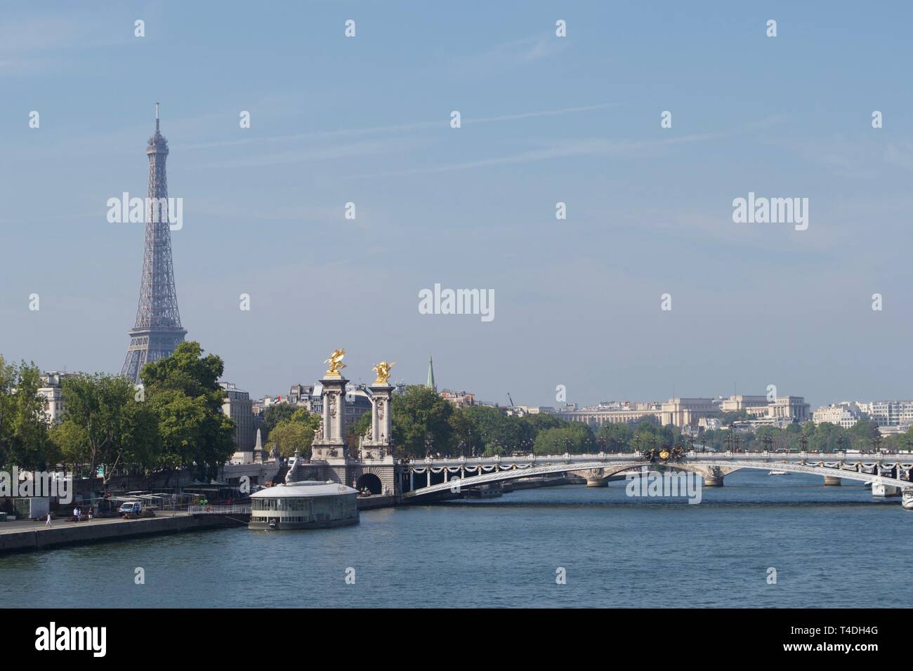 Gold tower bridge hi-res stock photography and images - Alamy