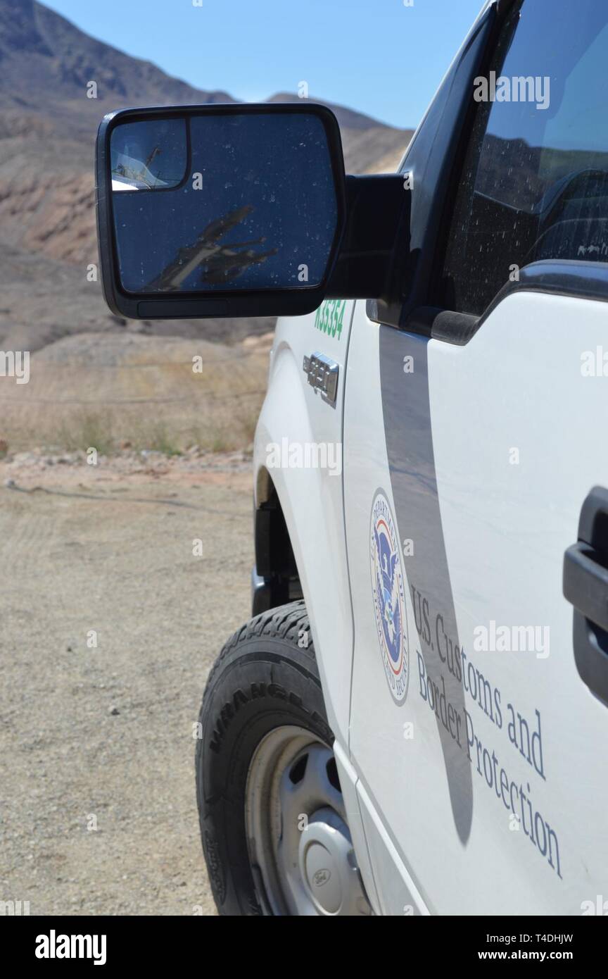U s customs and border mexico truck hi-res stock photography and images ...