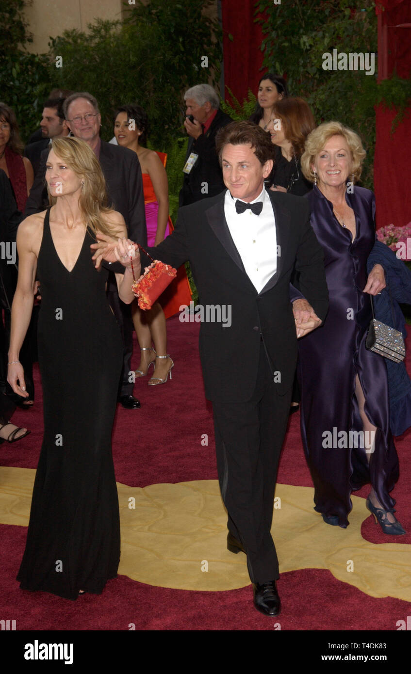 LOS ANGELES, CA. February 29, 2004: SEAN PENN & mother EILEEN & wife ...