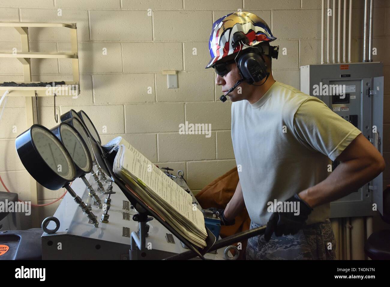 Hydraulic hoists hi-res stock photography and images - Alamy