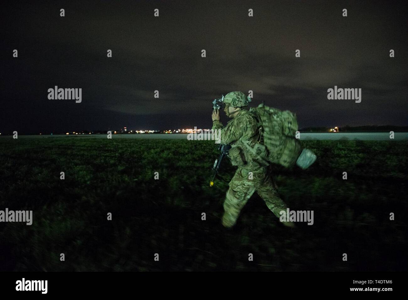 Texas Army National Guardsmen from the 1st Battalion (Airborne), 143rd ...