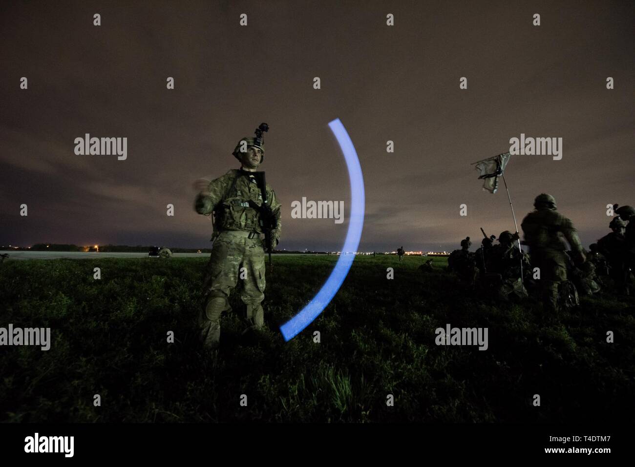 Texas Army National Guardsmen from the 1st Battalion (Airborne), 143rd ...