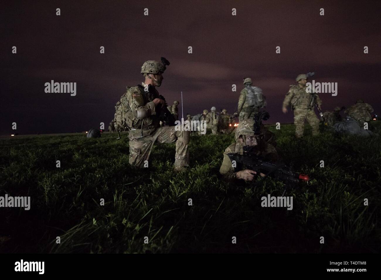 Texas Army National Guardsmen from the 1st Battalion (Airborne), 143rd ...