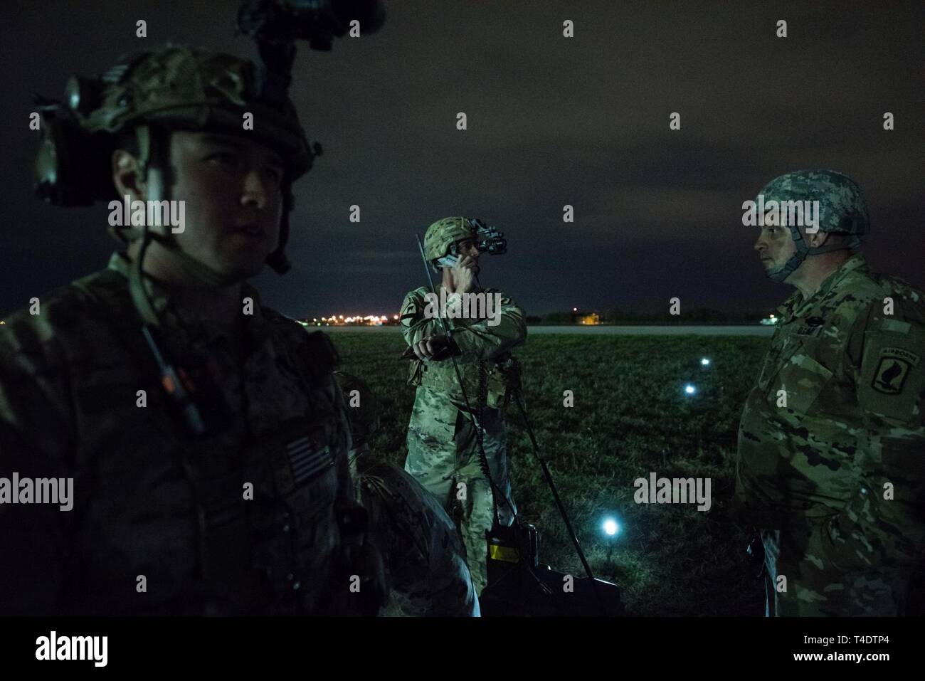 Texas Army National Guardsmen from the 1st Battalion (Airborne), 143rd ...