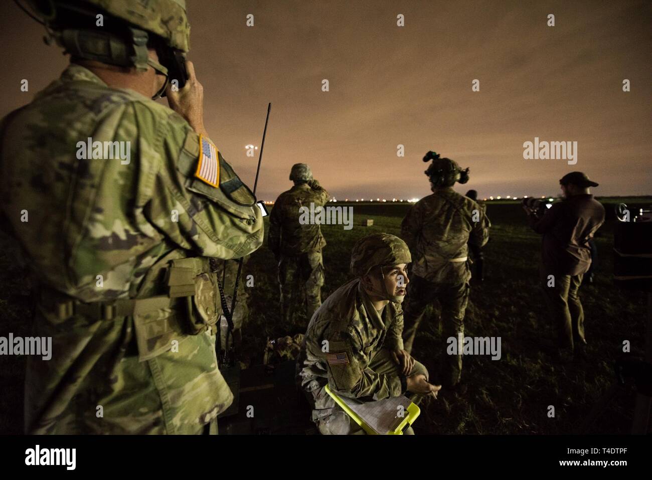 Texas Army National Guardsmen from the 1st Battalion (Airborne), 143rd ...