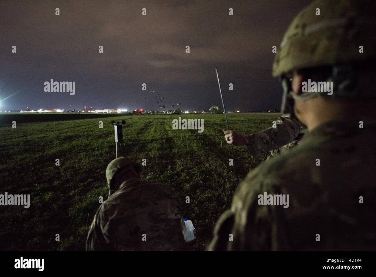 Texas Army National Guardsmen from the 1st Battalion (Airborne), 143rd ...