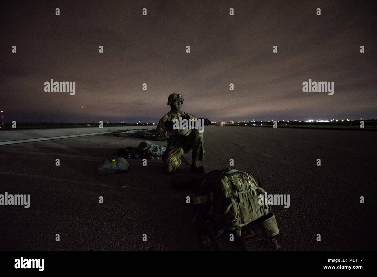 Texas Army National Guardsmen from the 1st Battalion (Airborne), 143rd ...