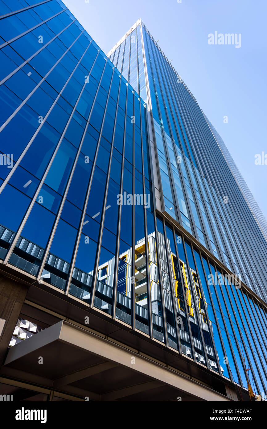 Blue tinted buildings hi-res stock photography and images - Alamy