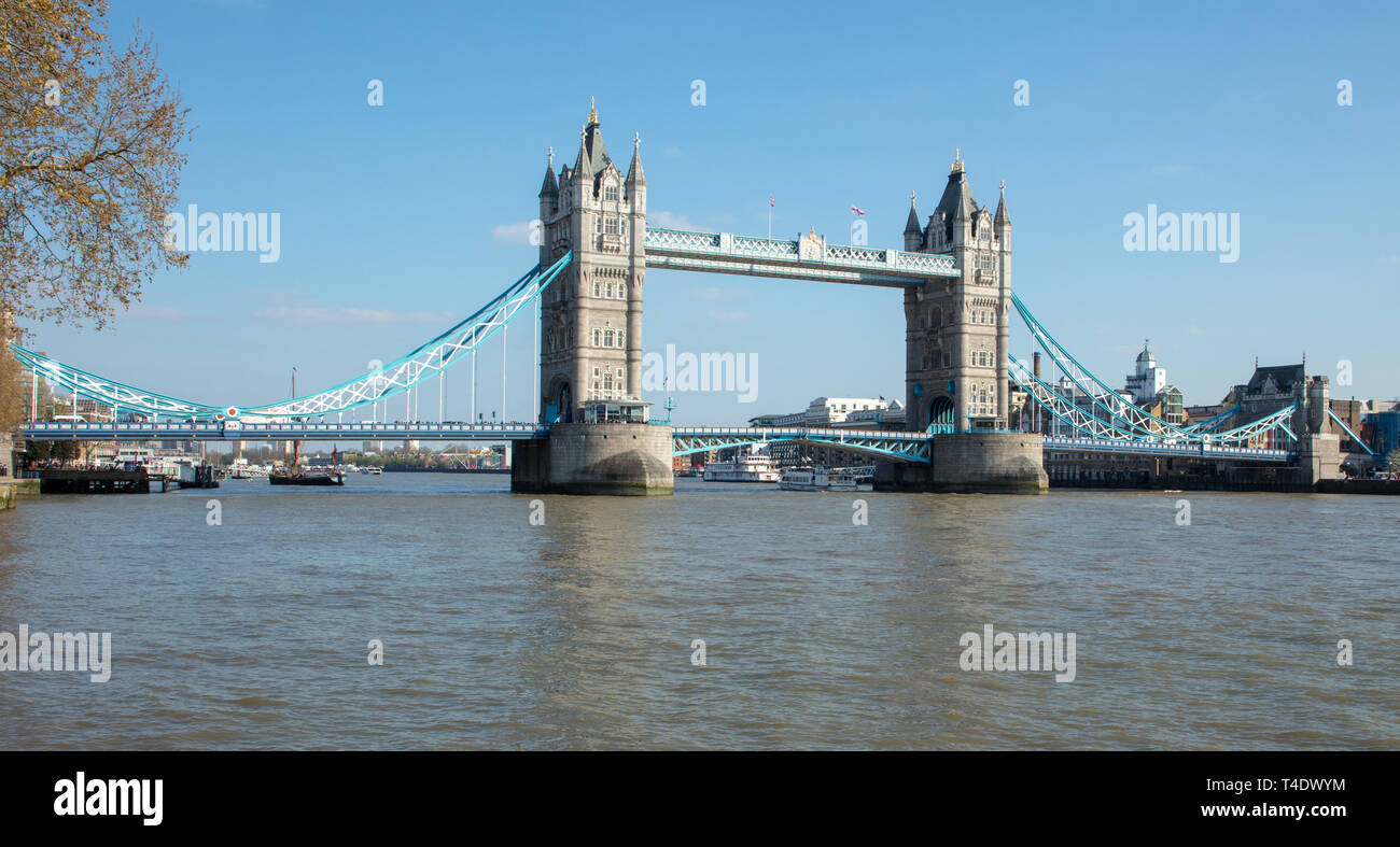 Tower Bridge of London, UK: a suspension and bascule bridge over the ...