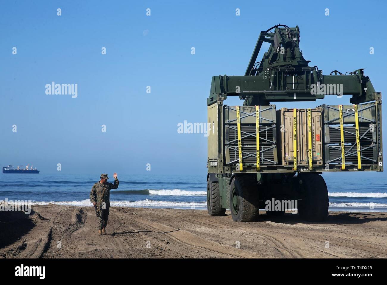 Marine cargo handlers hi-res stock photography and images - Alamy