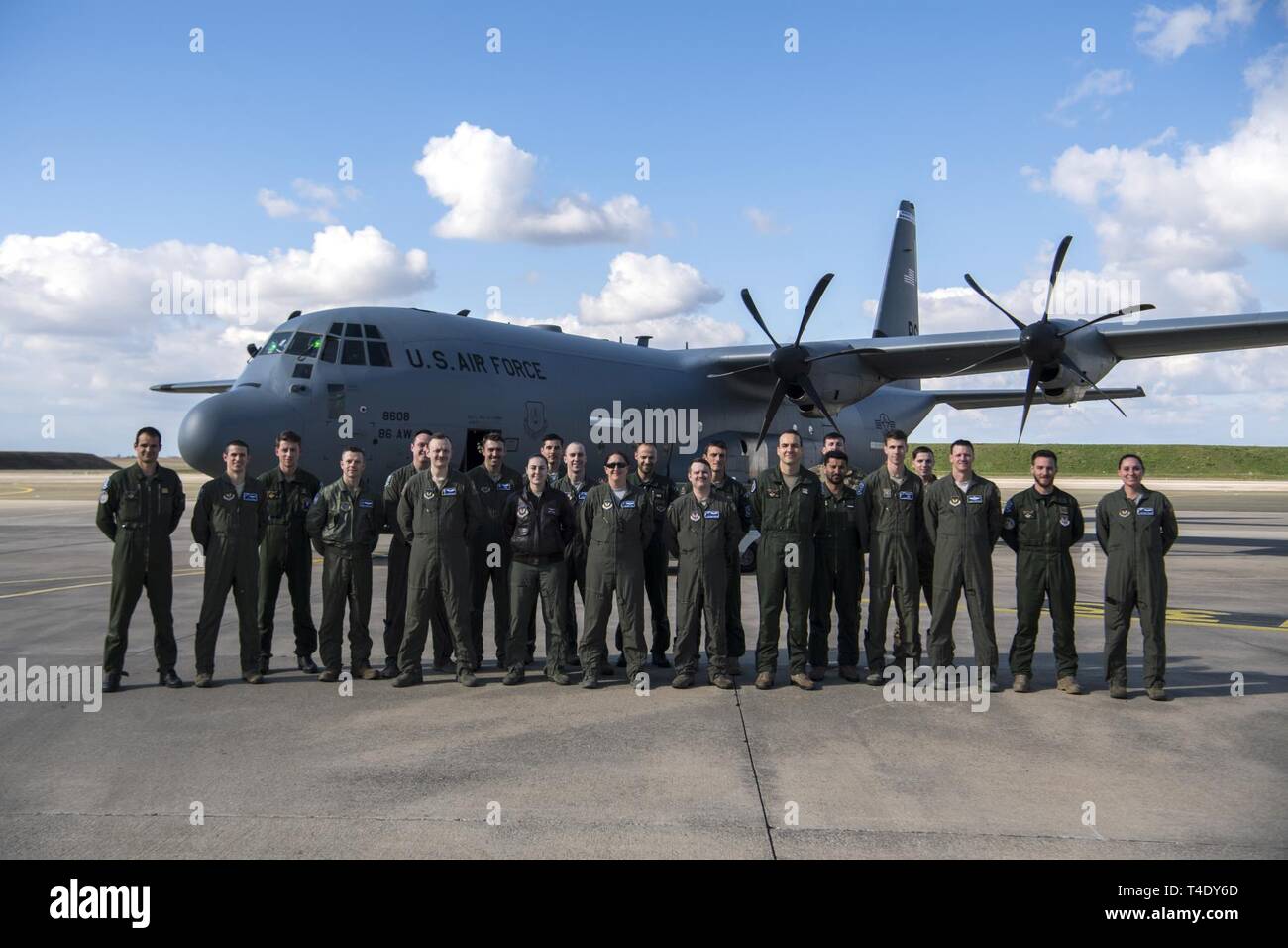 U.S. and French air force aircrew members stand for a group photo in ...
