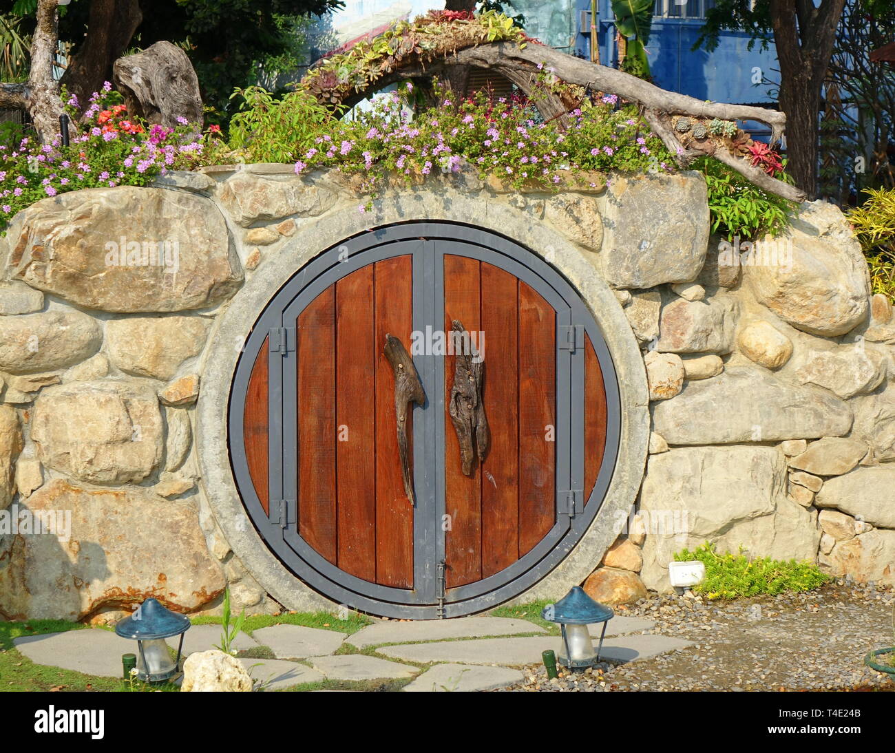 A Chinese garden with a traditional circular moon gate Stock Photo - Alamy