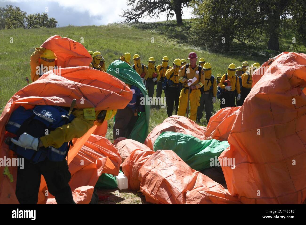 Cal Guard Soldiers from Task Force Rattlesnake practice using fire ...