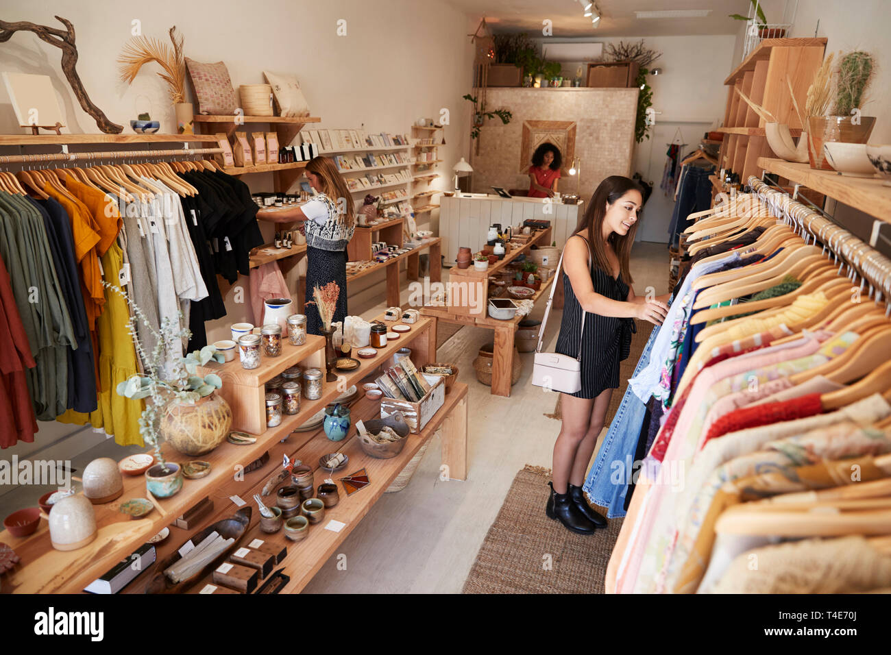 Retail customer customers shopping hi-res stock photography and images ...