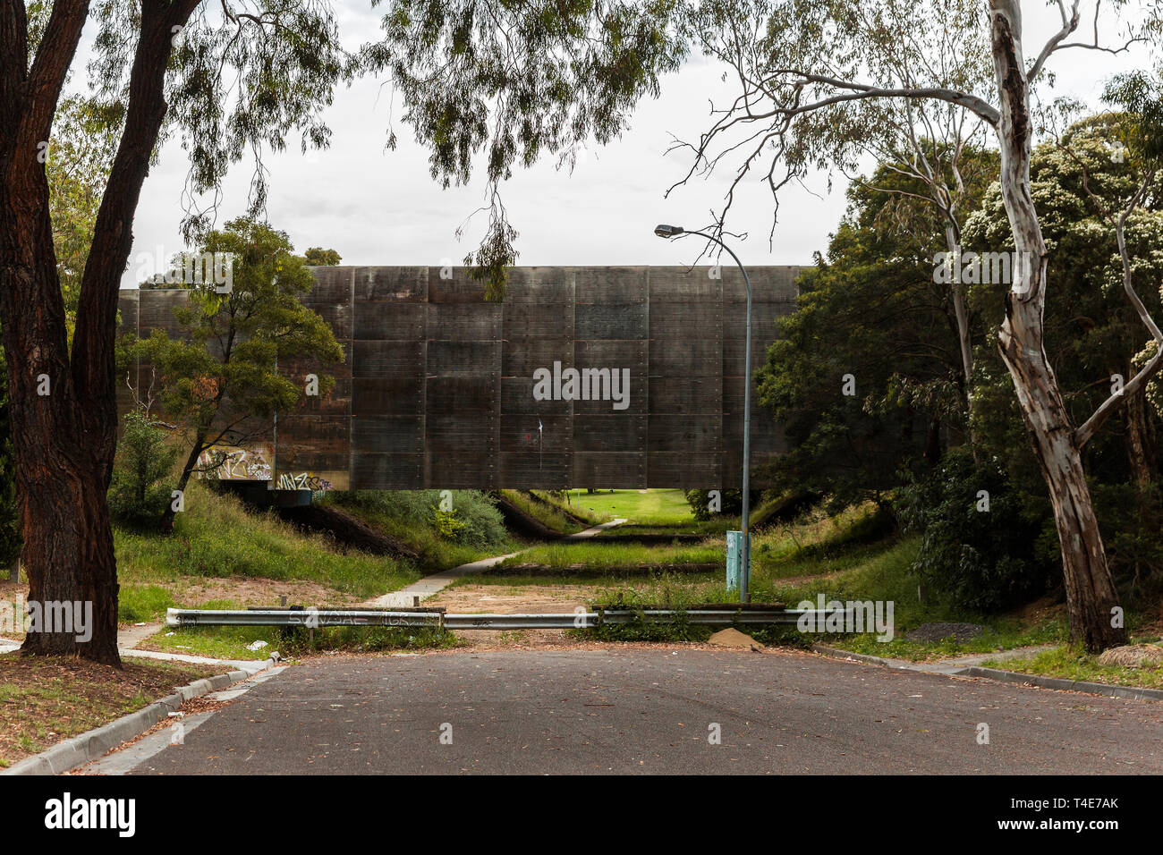 Tree blocking bridge hi-res stock photography and images - Alamy
