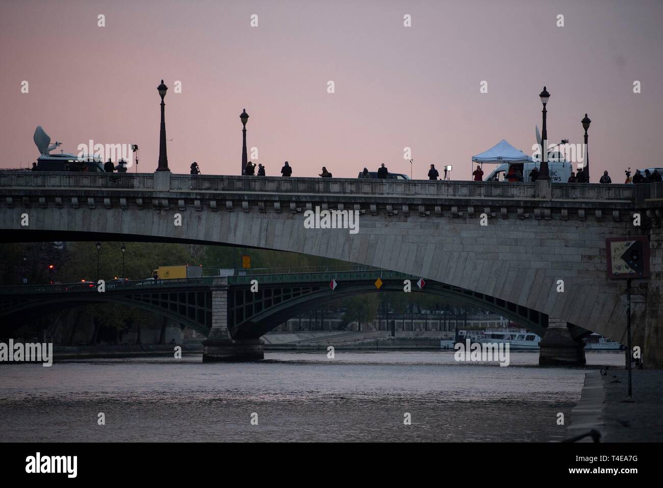 Pont de notredame hi-res stock photography and images - Alamy