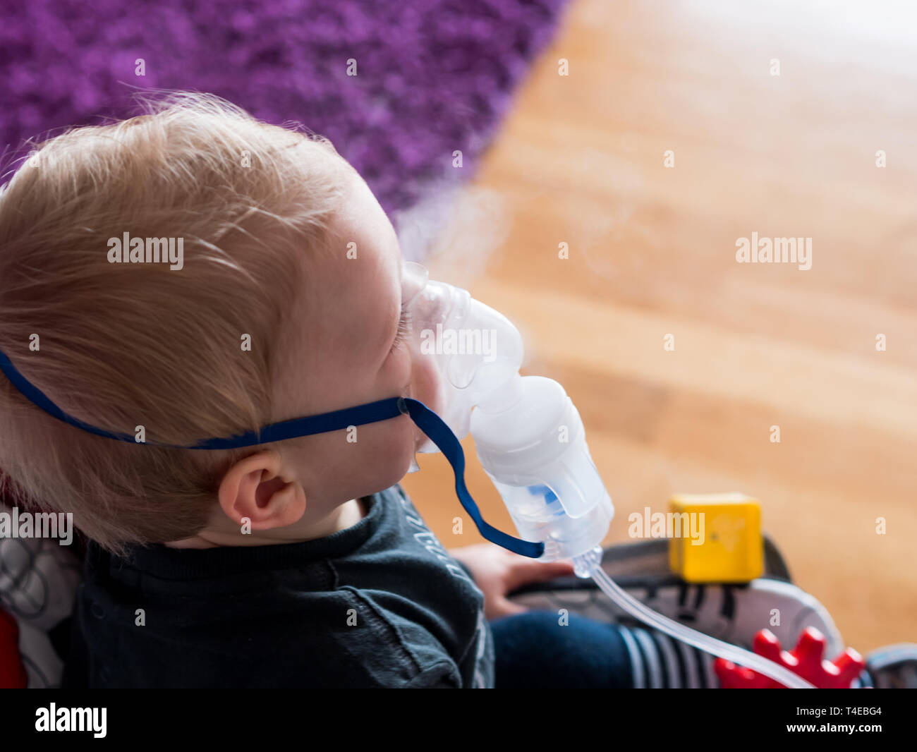 Oxygen mask child hi-res stock photography and images - Alamy