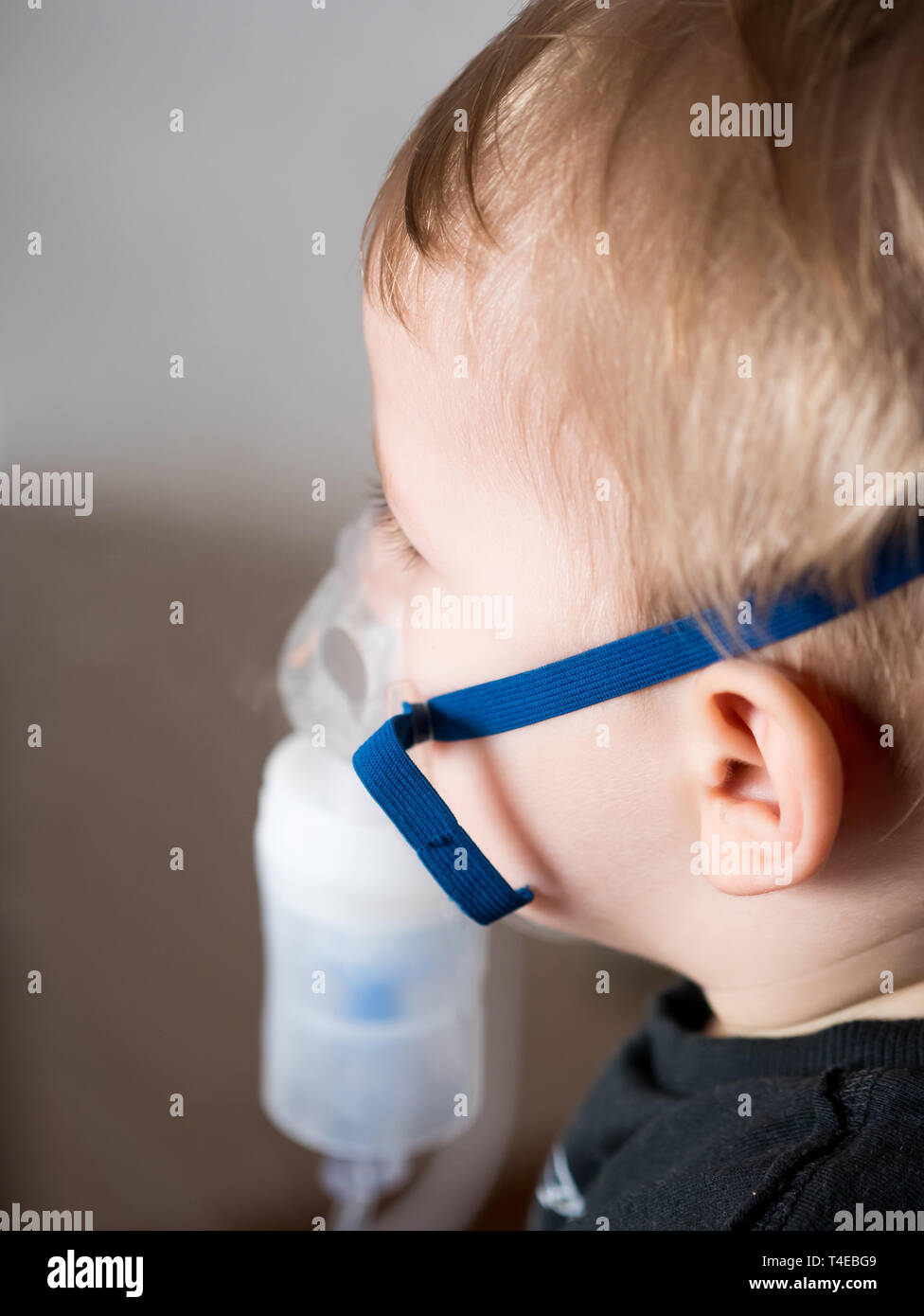 Child oxygen mask hi-res stock photography and images - Alamy