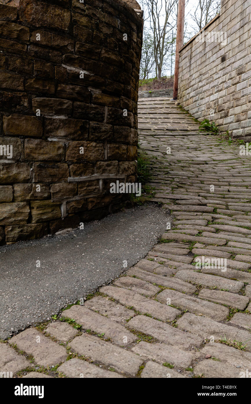 Narrow cobbled walkway hi-res stock photography and images - Alamy