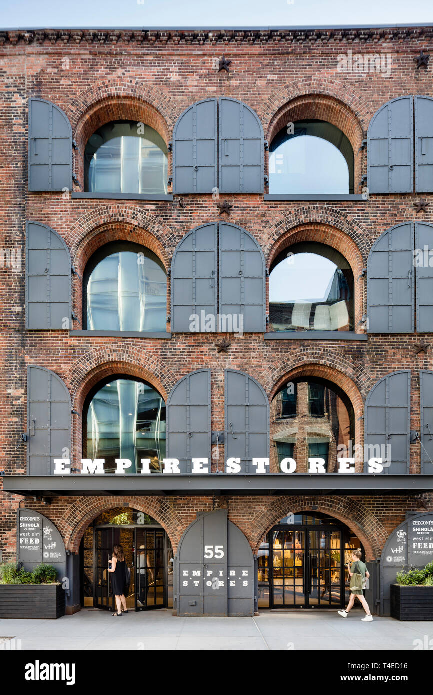 Streetside entrance hi-res stock photography and images - Alamy