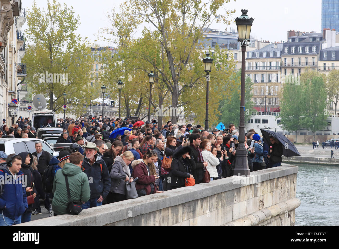 A crowd people look over towards remains notre dame cathedral hi-res ...