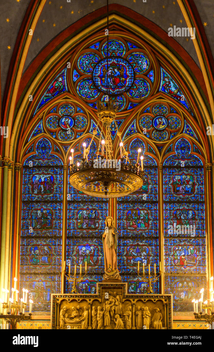 Inside notre dame cathedral hi-res stock photography and images - Alamy