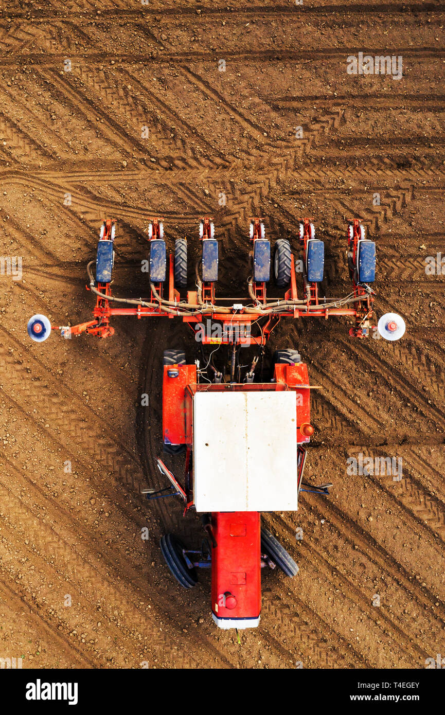 Tractor planting agricultural crops in hi-res stock photography and ...