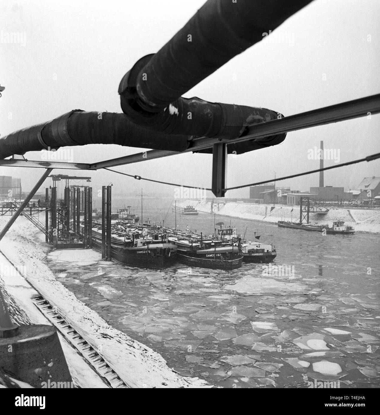 Coal ships Black and White Stock Photos & Images - Alamy