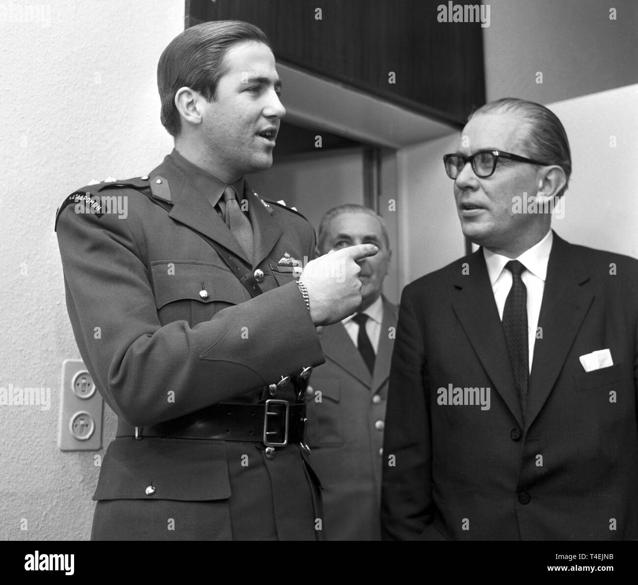 The Greek crown prince Konstantin (l) meets German defence minister Kai ...