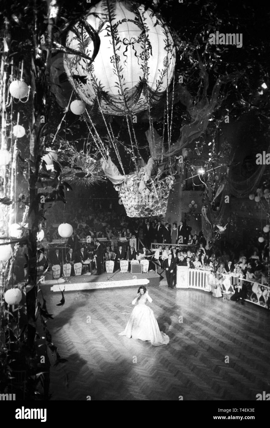 Singer Josephine Baker performs at the Madame-Ball, the first big event ...