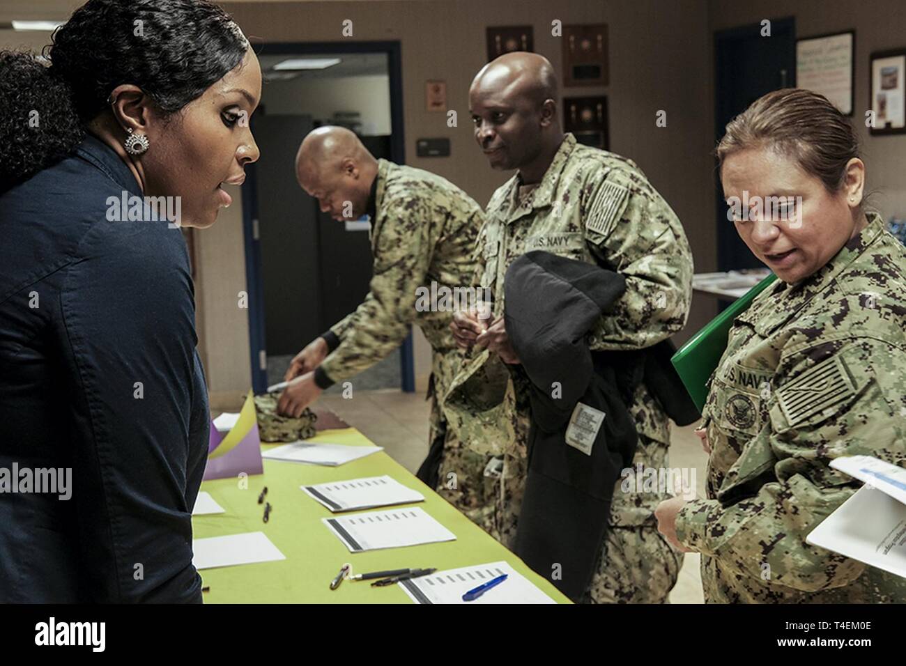 U s navy sailors families hi-res stock photography and images - Alamy