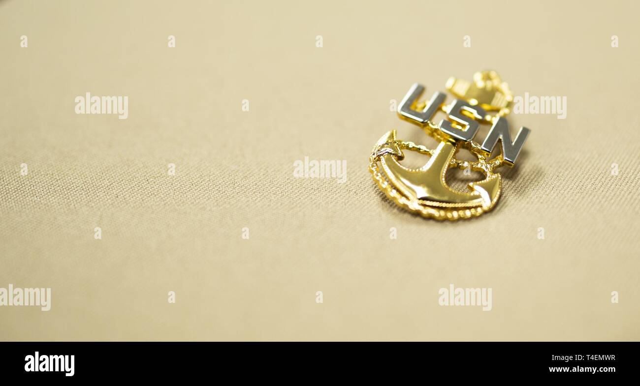 Gold foul anchor hi-res stock photography and images - Alamy